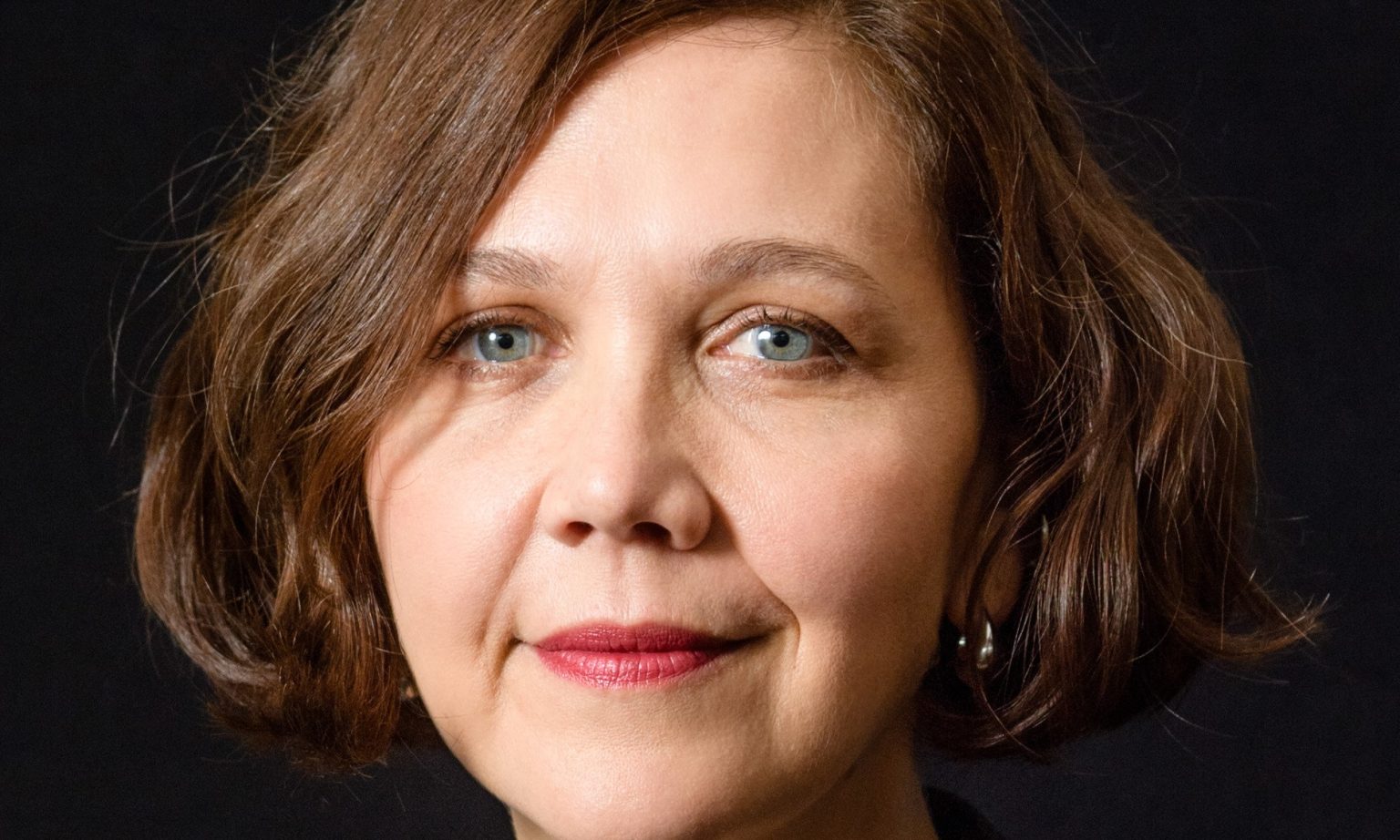 Hollywood Lioness: Maggie Gyllenhaal Claims Top Alumni Award At ...